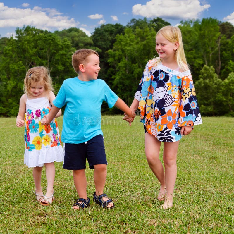 Groep Kinderen Die Handen Houden Terwijl Het Lopen Stock Foto - Image ...
