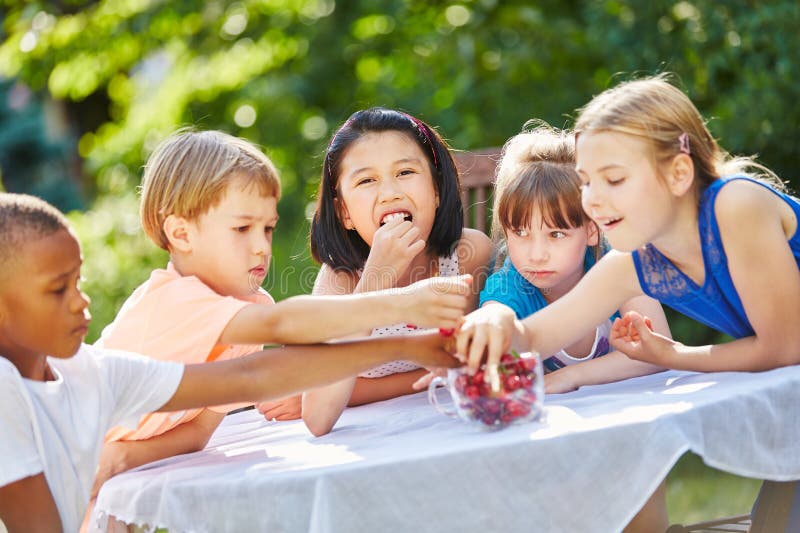 Groep Kinderen Die Kersen Eten Stock Foto - Image of meisje, aandeel ...