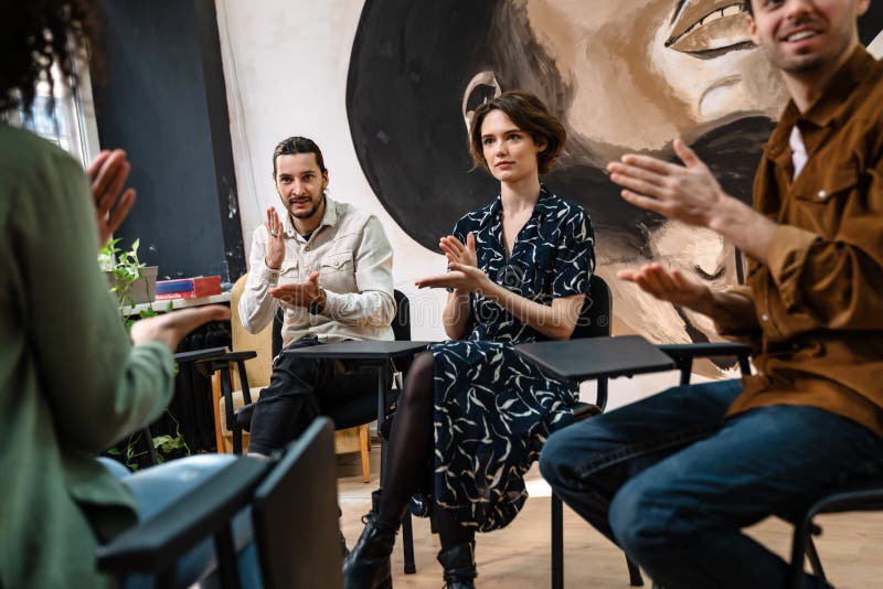 Groep Mensen Die in De Klas Studeren Stock Afbeelding - Image of ...