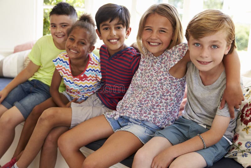 Groep Multiculturele Kinderen Op Venster Seat Samen Stock Afbeelding ...