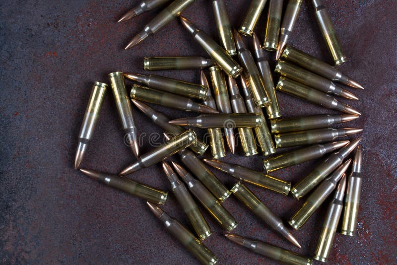 Groep Munitie Op Een Geroest Metaal Stock Afbeelding - Image of ...