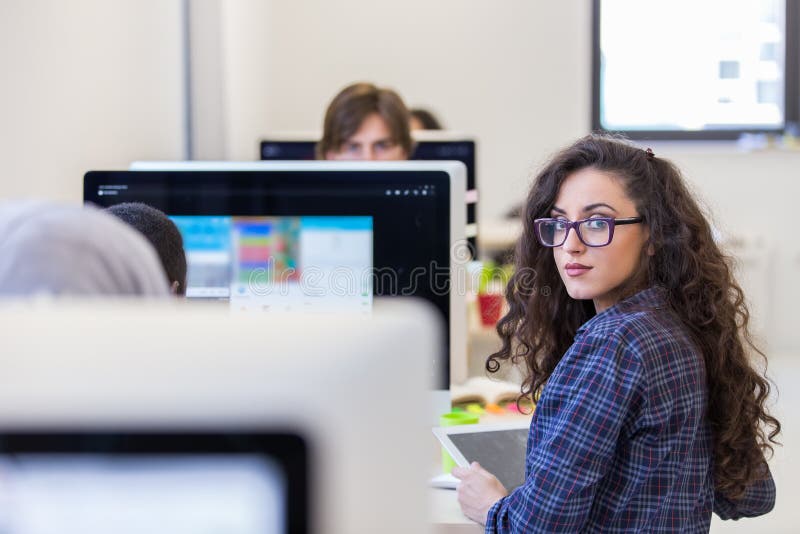 Groep Ondernemers Die Gebruikend Een Computer Werken Stock Afbeelding ...