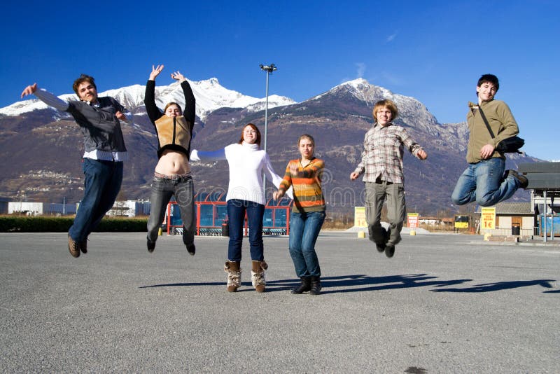 Groep springende mensen stock foto. Image of vakantie - 4415120