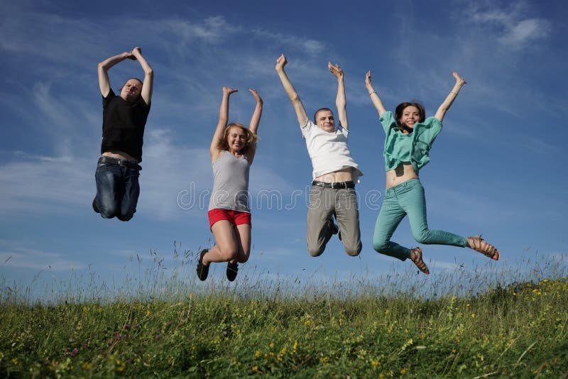 Groep Springende Mensen Op Grean Weide Stock Afbeelding - Image of ...