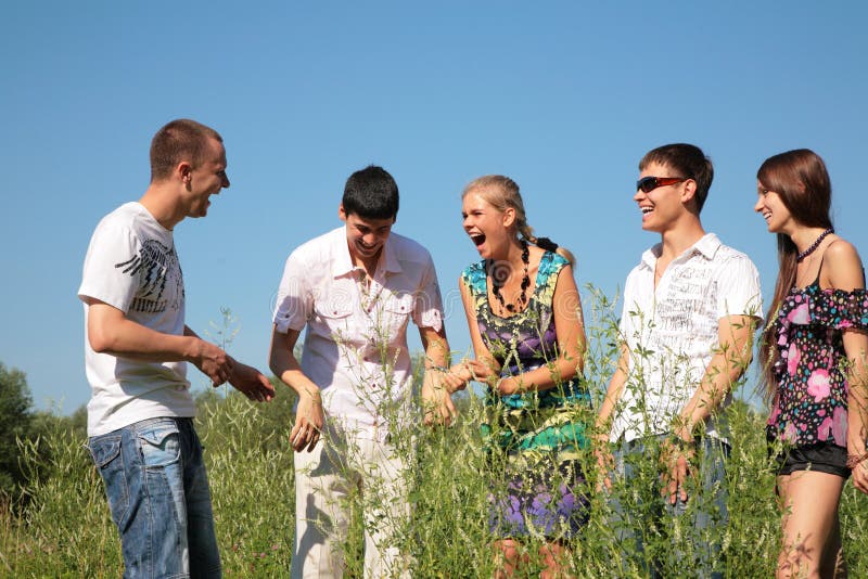 Groep van vijf vrienden stock foto. Image of mannetjes - 6580612