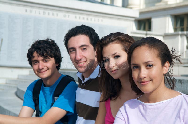 Vriendengroep stock foto. Image of kaukasisch, glimlachen - 10544122