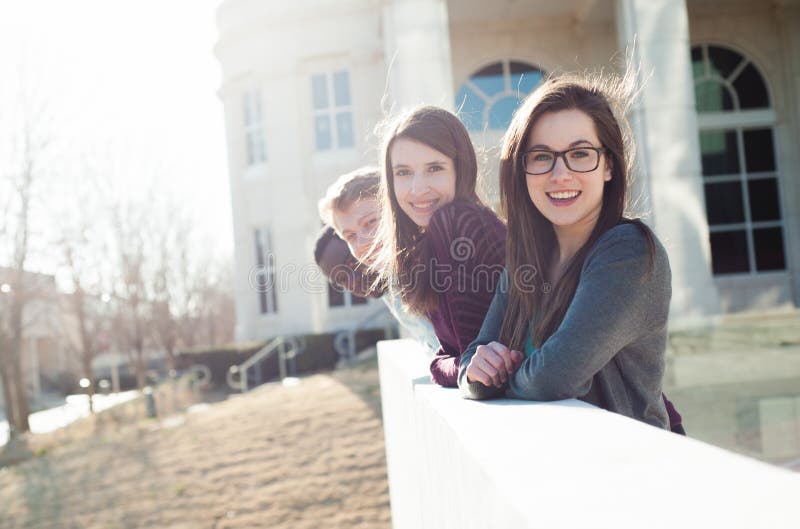 Groep Vrienden Buiten Op Campus Stock Foto - Image of vriendschappelijk ...