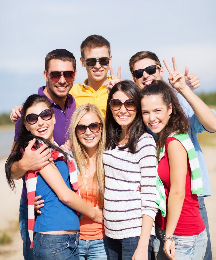 Groep Vrienden Die Pret Op Het Strand Hebben Stock Afbeelding - Image ...