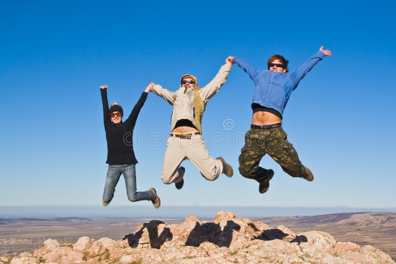 Groep Wandelaars Die Op Bergtop Springen Stock Foto - Image of groen ...