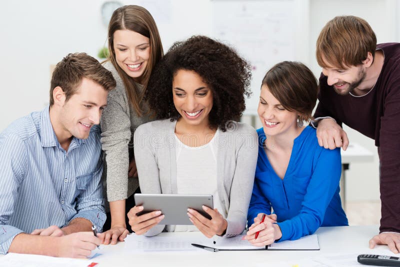 Groepswerkpaar Wandeling Het Beklimmen Helpend Hand Stock Foto - Image ...