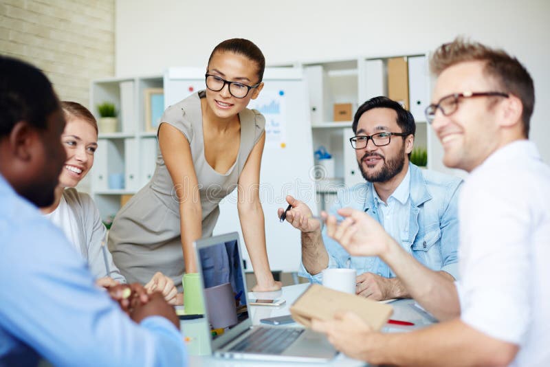 Groepswerk op kantoor stock foto. Image of ondernemers - 73530146