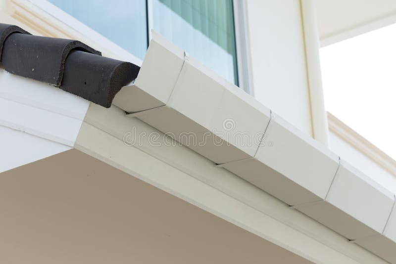 Grondaia Bianca Sulla Cima Del Tetto Fotografia Stock - Immagine di ...