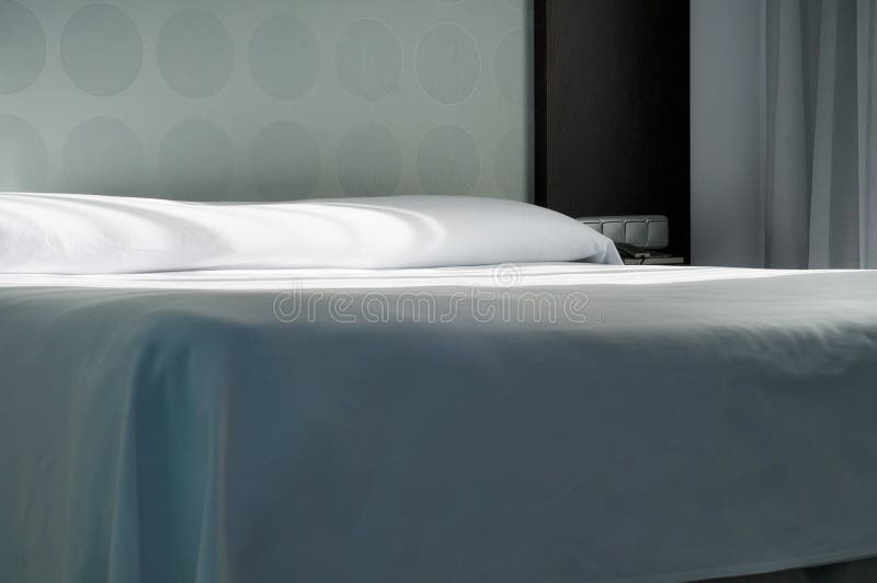 Groot bed in flat stock afbeelding. Image of groot, matras - 33826235