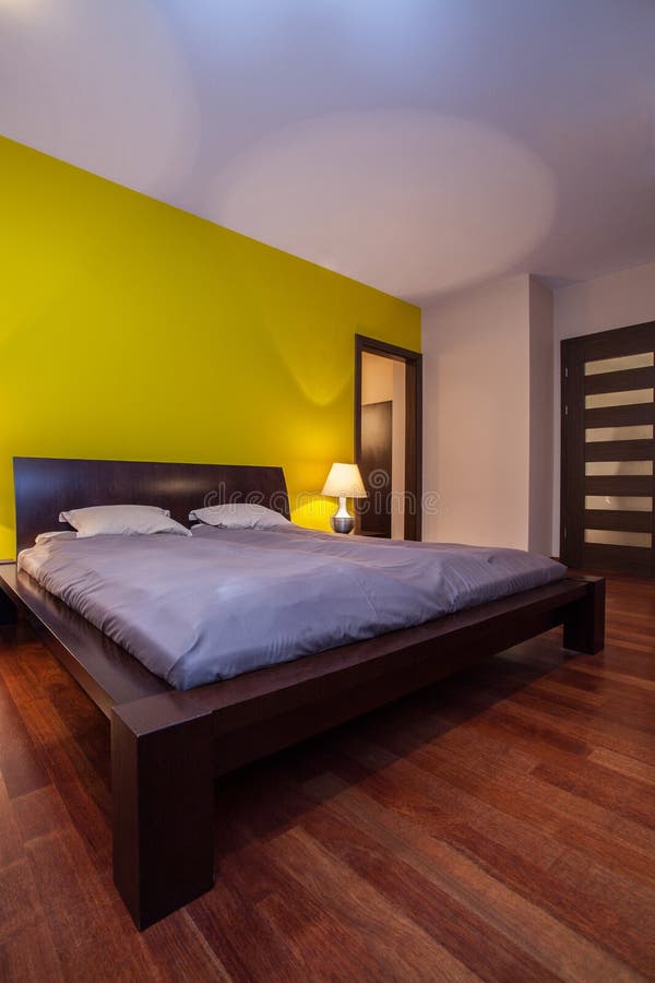 Groot Bed in Moderne Slaapkamer Stock Foto - Image of nieuw, elegant ...