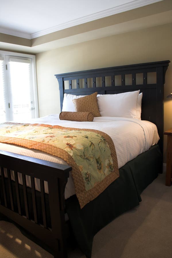 Groot Comfortabel Bed stock foto. Image of grootte, linnen - 2483034