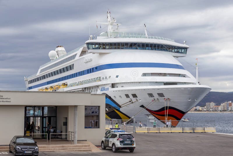Groot Cruiseschip in Haven Palamos in Spanje, Aida Aura Van Itali ...