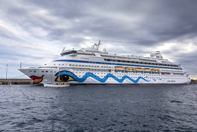 Groot Cruiseschip in Haven Palamos in Spanje, Aida Aura Van Itali ...