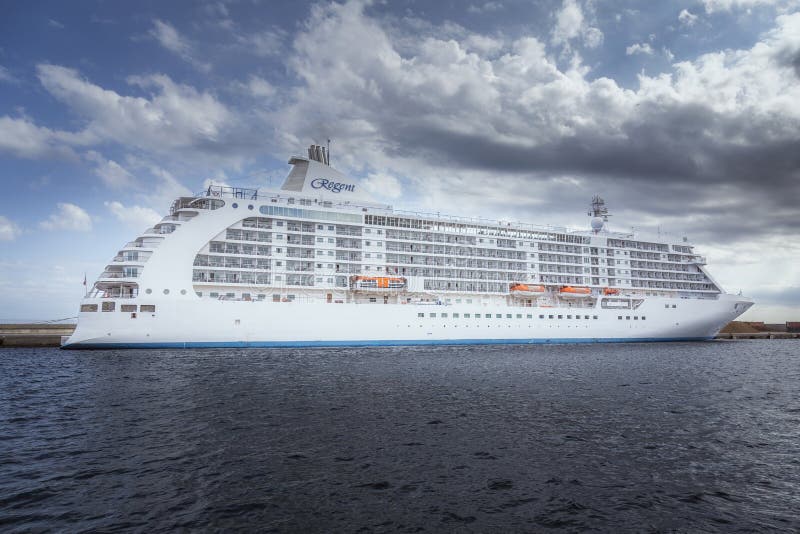 Groot Cruiseschip in Haven Palamos in Spanje, Aida Aura Van Itali ...