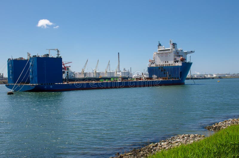 Groot Die Containerschip in Haven Van Rotterdam Wordt Leeggemaakt Stock ...