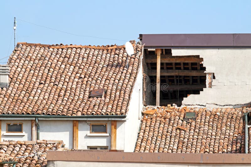 Groot Gat in Het Dak Na Aardbeving Stock Afbeelding - Image of ...