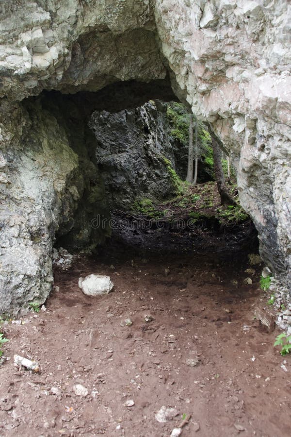 Groot Hol in De Rots Op De Rivier Chusovaya Stock Afbeelding - Image of ...