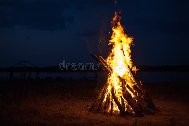 Groot kampvuur stock afbeelding. Image of haard, zwart - 40521831