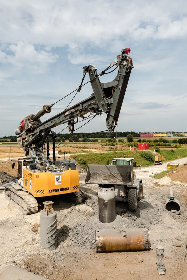 Groot Roterend Boor En Graafwerktuig Op Bouwwerf Redactionele Stock ...