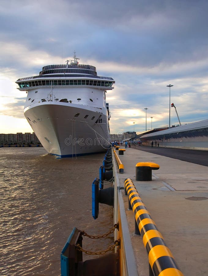 Groot Vastgelegd Cruiseschip Stock Foto - Image of marine, hoven: 21253684