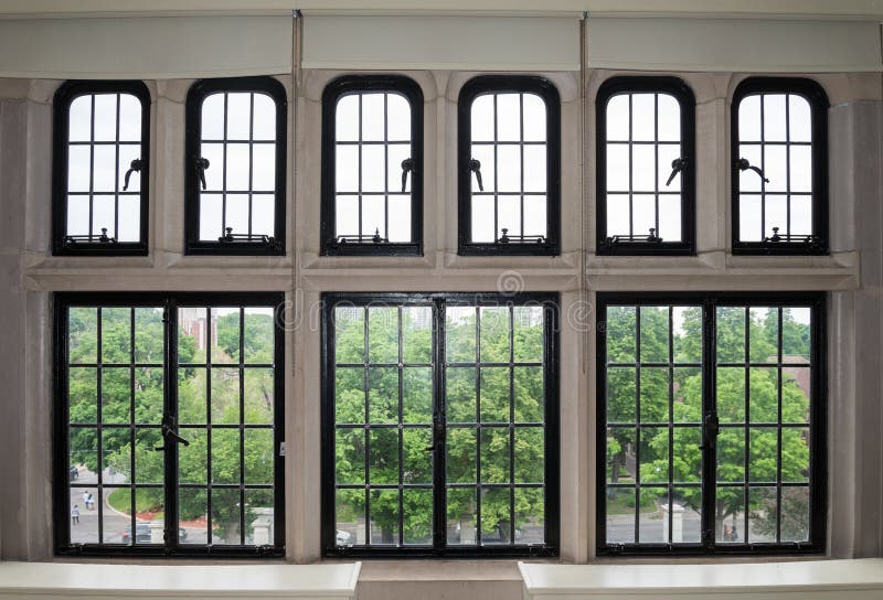 Groot raam met veel ruiten stock foto. Image of muur - 42203164