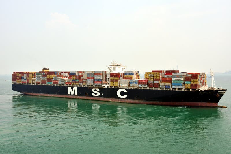 Groot, Volledig Geladen Containerschip Dat Aankomt in De Haven Van ...