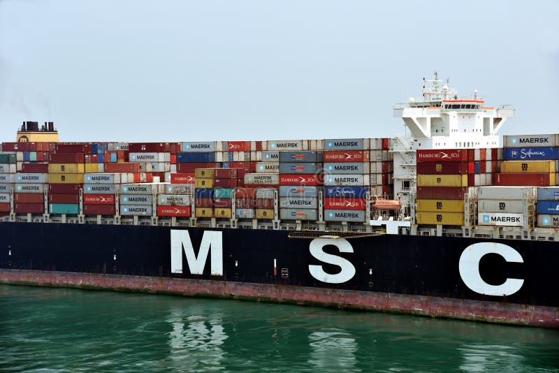 Groot, Volledig Geladen Containerschip Dat Aankomt in De Haven Van ...