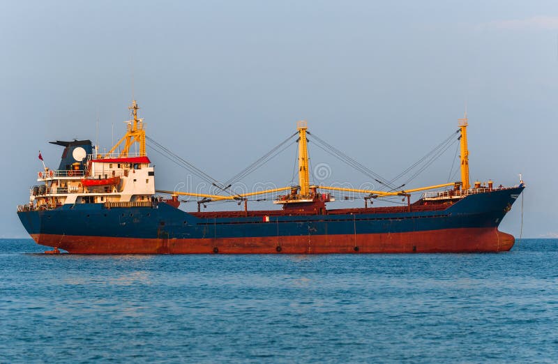 Groot Vrachtschip Op Het Water Stock Foto - Image of algemeen, marine ...