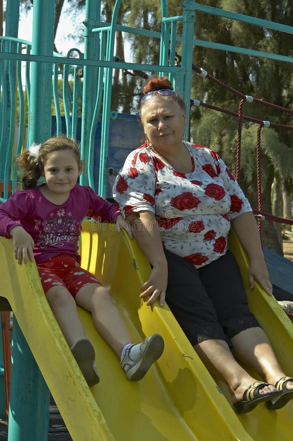 Grootmoeder En Kleindochter Stock Afbeelding - Image of ouderschap ...