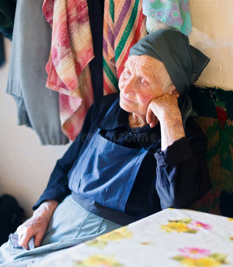 Grootmoeder het Denken stock afbeelding. Image of teruggetrokken - 31289149