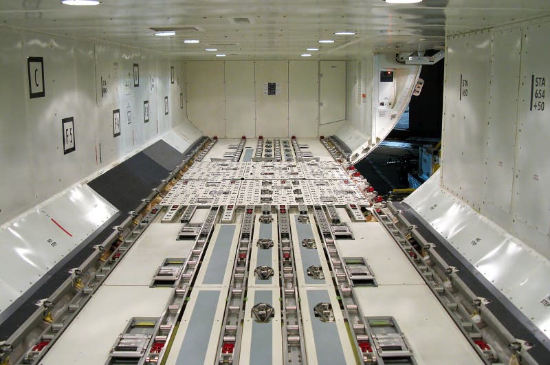 Grande Soute à Marchandises Dans Le Ventre D'un Grand Avion Cargo Photo ...