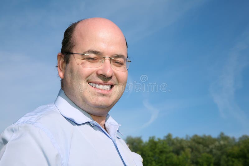 Gros homme chauve photo stock. Image du mûr, masculin - 2639670