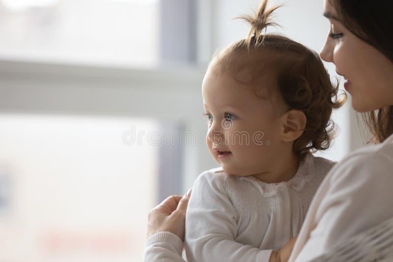 Gros Plan De Maman Noire Amoureuse Qui Sembrasse Avec Sa Fille Photo