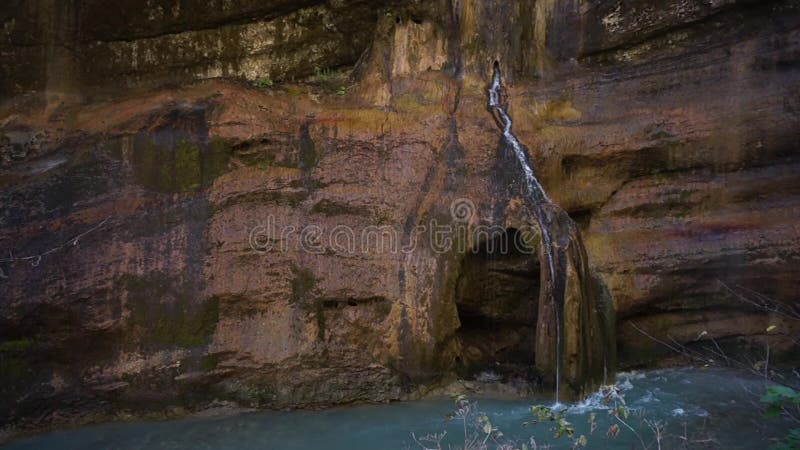 Grota i woda od kamienia zbiory wideo. Video złożonej z outdoors - 65635525