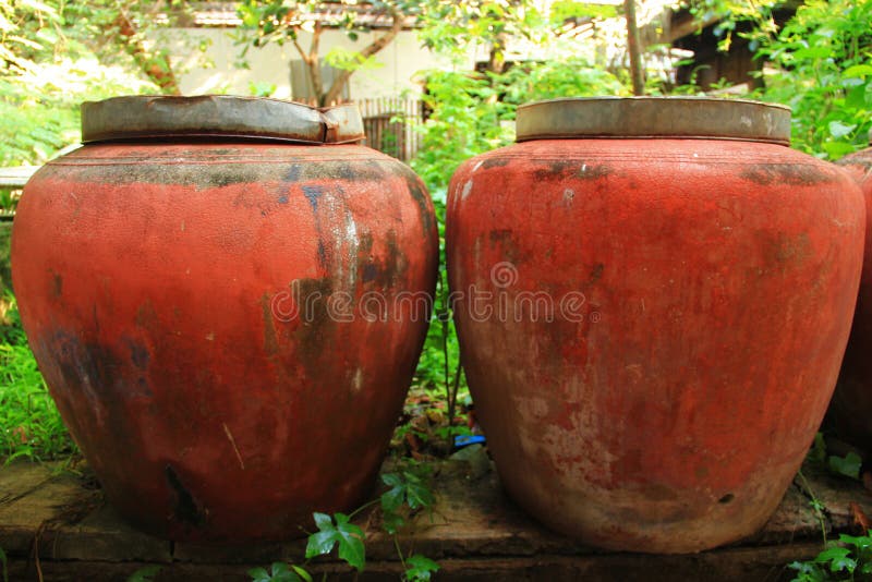 Grote aarden kruik stock foto. Image of thailand, drinken - 32587078