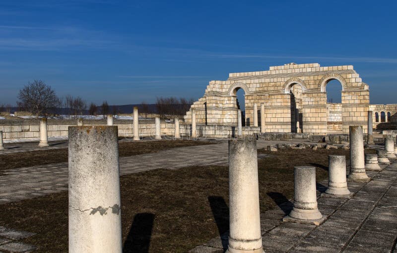 Grote Basiliek in Pliska stock afbeelding. Image of eerst - 86542213