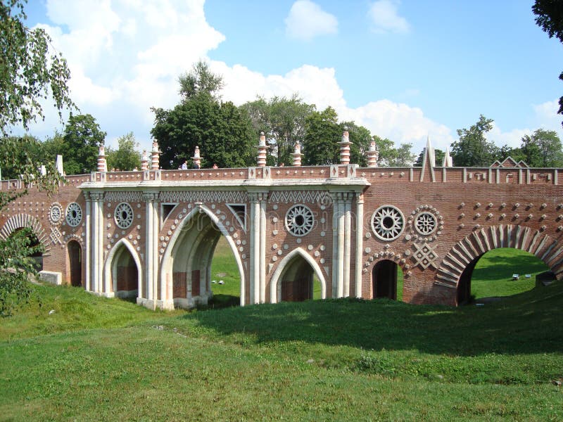 Grote Brug Over Het Ravijn in Tsaritsyno-Park Stock Afbeelding - Image ...