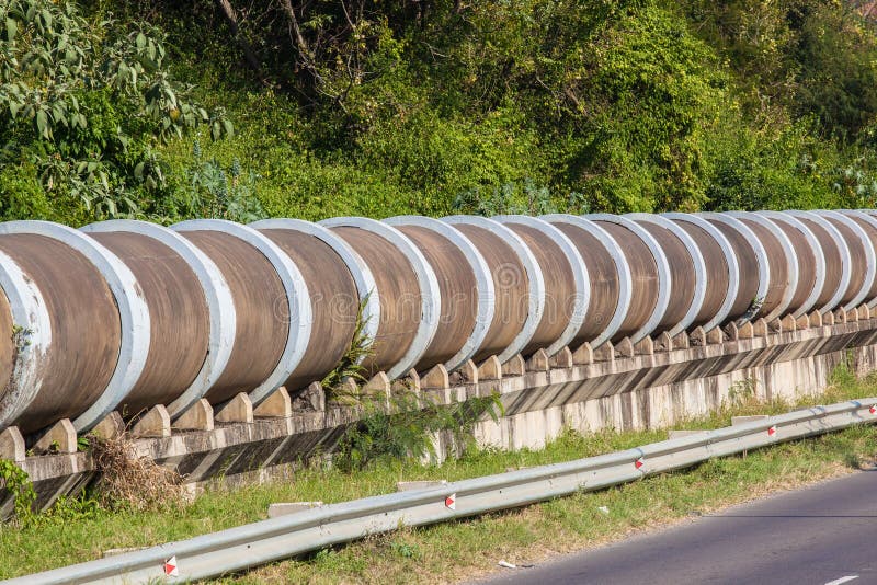 Grote Concrete Rioolbuizen Boven Grond Stock Afbeelding - Image of ...