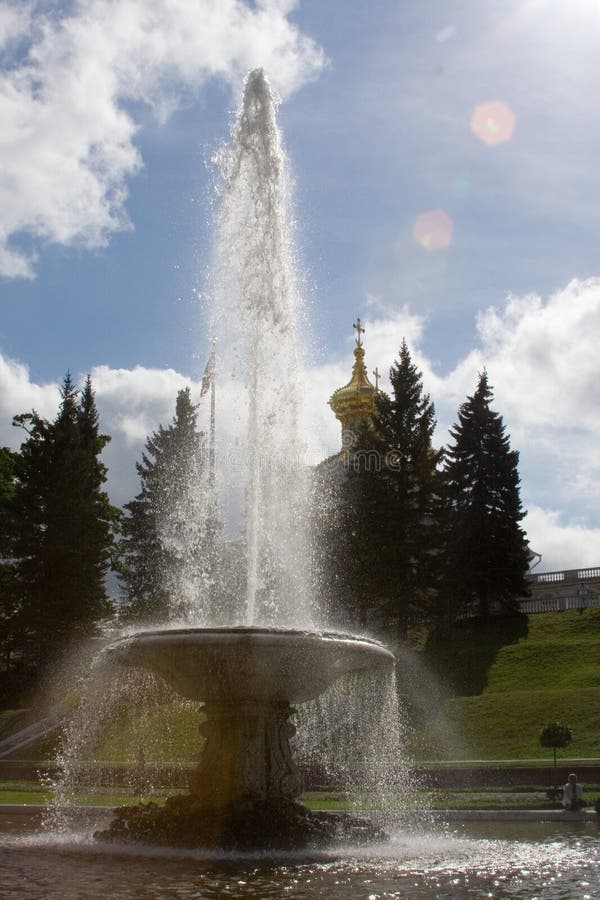 Grote fontein stock foto. Image of tuin, fontein, buiten - 1862058