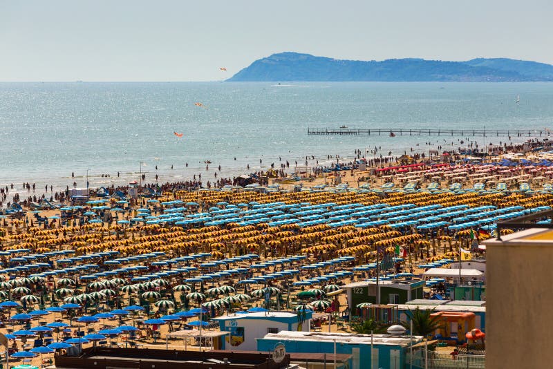 Grote Groep Parasols Bij Het Strand Van Rimini Redactionele Afbeelding ...