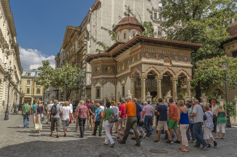 Groep Toeristen Die Aan De Gids Luisteren Redactionele Stock Foto ...