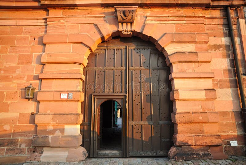 Grote oude houten poort stock afbeelding. Image of rust - 21803711