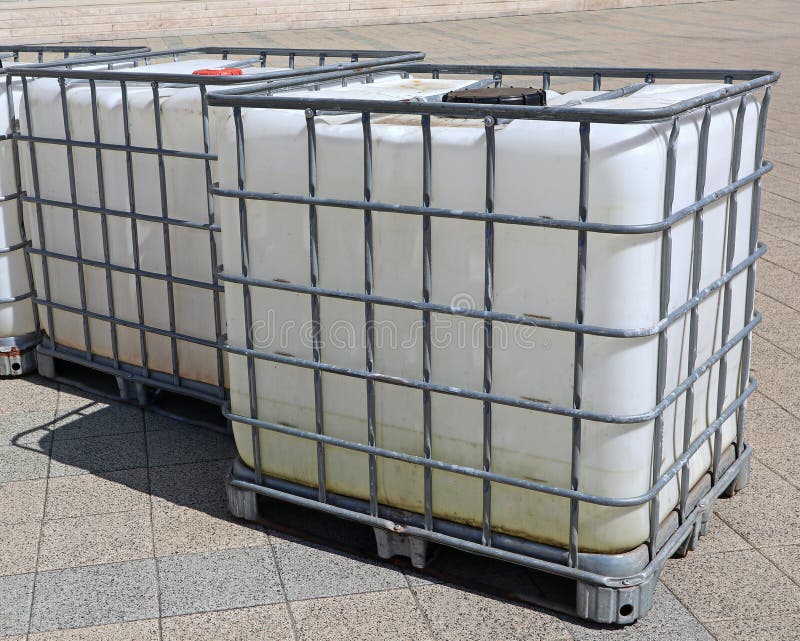 Grote Plastic Watercontainers in De Openlucht Stock Foto - Image of ...