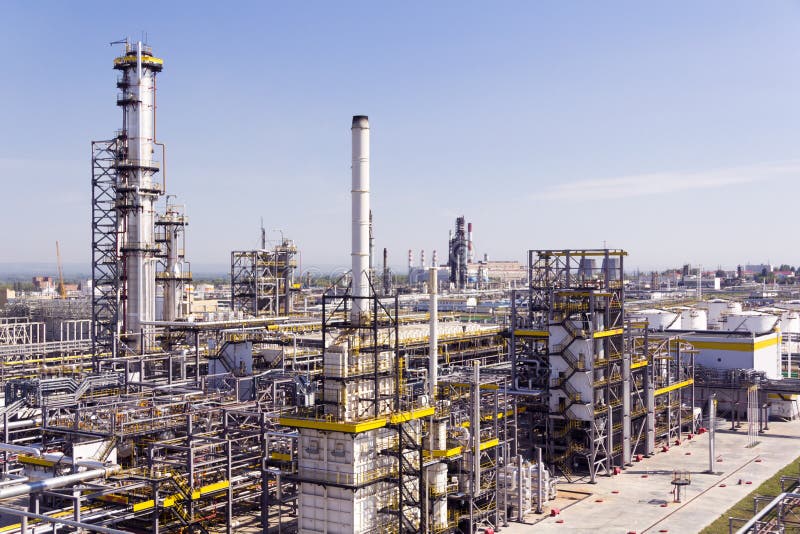 Grote Raffinaderij Complex Bij De Zomerdaglicht Stock Afbeelding ...