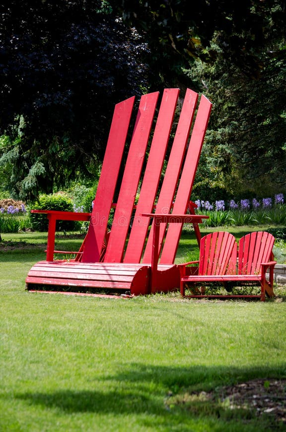 Grote rode stoel stock foto. Image of ontspan, reus, rood - 32257604