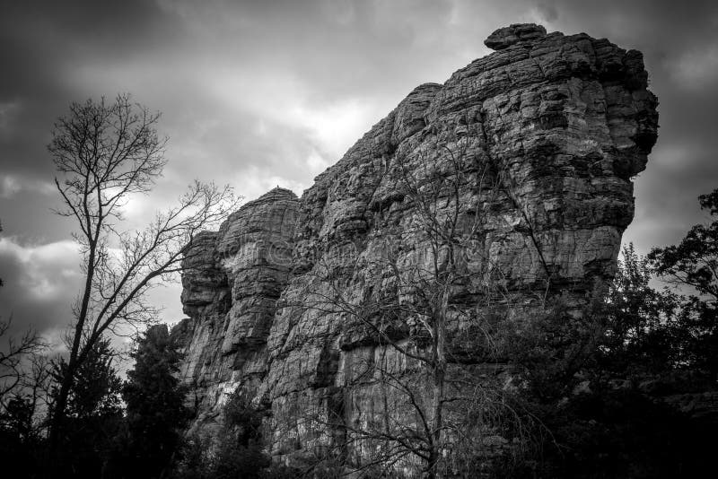 Een Grote Rots Met Een Troep Van Vogels Op De Achtergrond Van Het ...